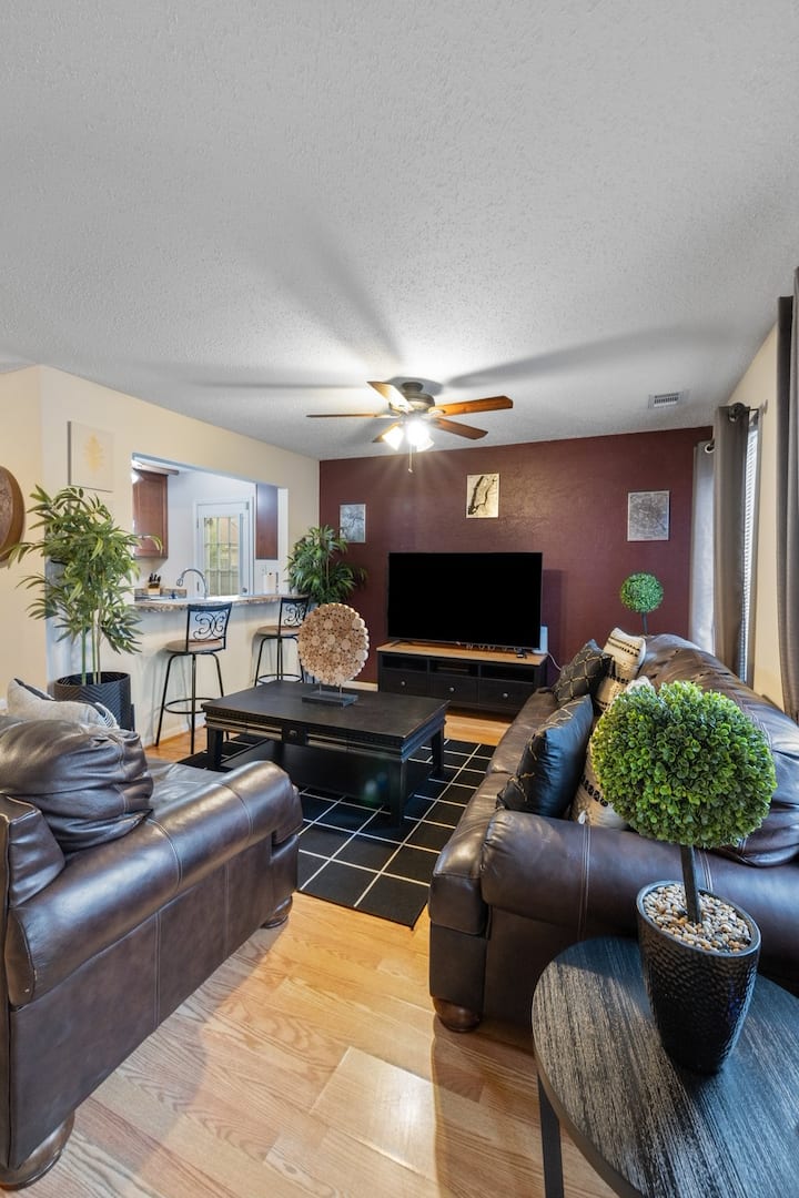 Cheerful 2 Bedroom Home Getaway - Chesapeake, VA