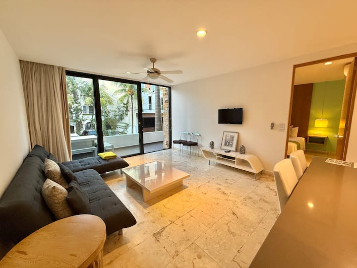 Modern Central Condo, Gym, Garage & Security - Playa del Carmen