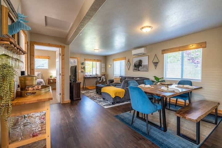 Raspberry Skies Cottage - Majestic Mountain Views - Port Angeles, WA