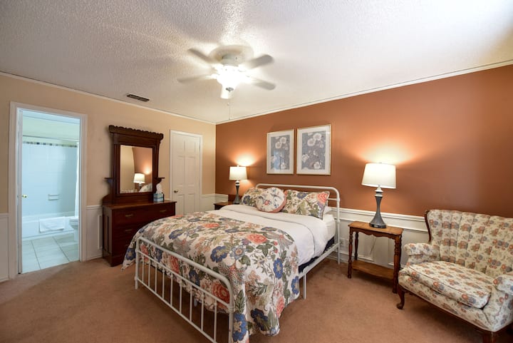 Cozy 2 Bed/2 Bath Suite With Kitchen And Bunk Room - Fort Davis, TX