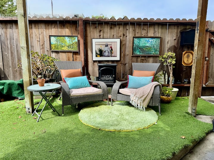 Oakland Hideout | Private 2br + Patio | Near Bart - Oakland, CA