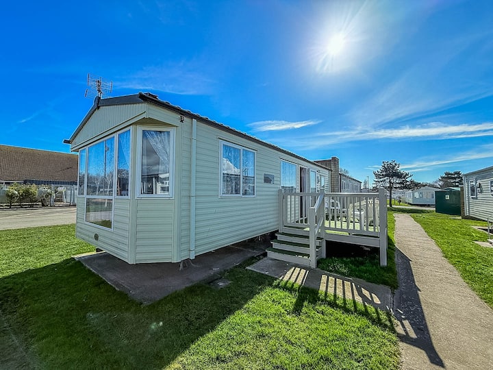 6 Berth Caravan With Decking, Essex, Ref 17071p - Walton-on-the-Naze