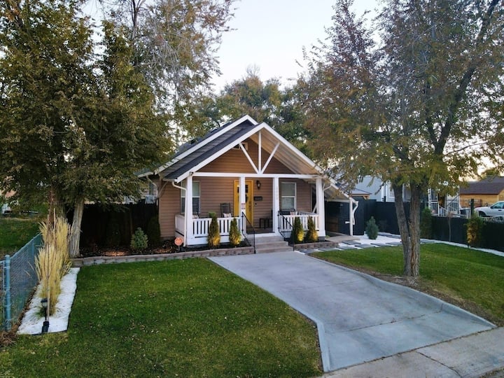 1930s Bungalow: Salt Water Pool, Hot Tub, Big Yard - Harvey Park - Denver