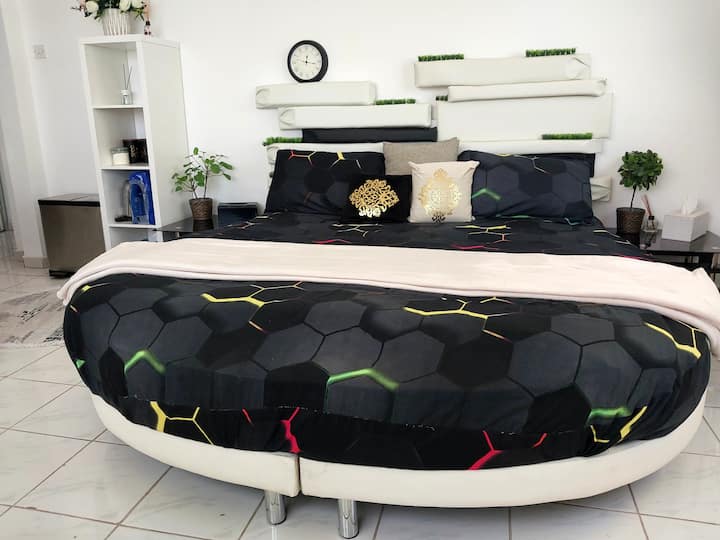 Luxurious Master Bedroom Al Majaz - シャールジャ