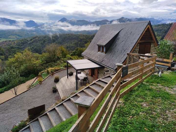 Chalet. Vue Panoramique Sur La Chaine Des Pyrénées - Ariège