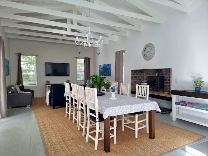 Cozy 120m² Cottage With A Private Braai And Pool - Hermanus
