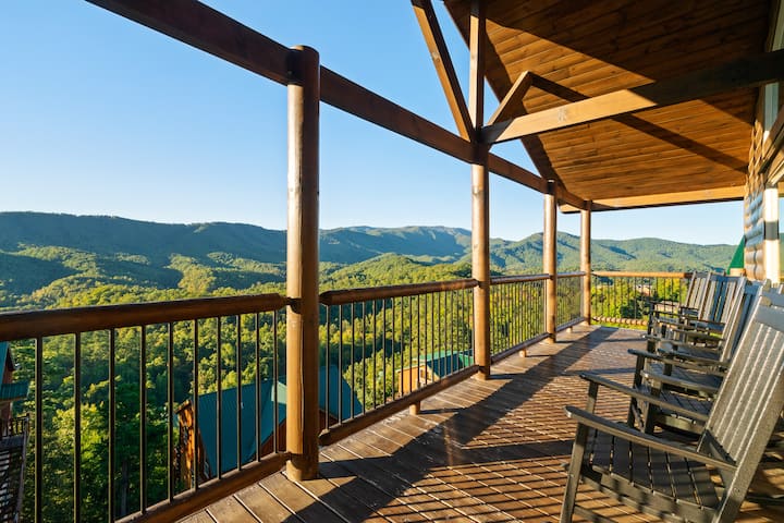 Luxury Cabin W/ Majestic Views +Hot Tub + Theater! - Pigeon Forge, TN