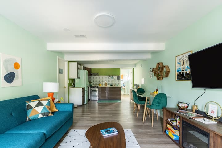 Mod Lodge
Close To Cincy
Hot Tub
Pets Welcome - Covington, KY