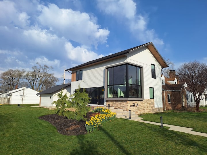 Modern 3-bed, 3-bath - 3 Miles From Notre Dame - South Bend, IN
