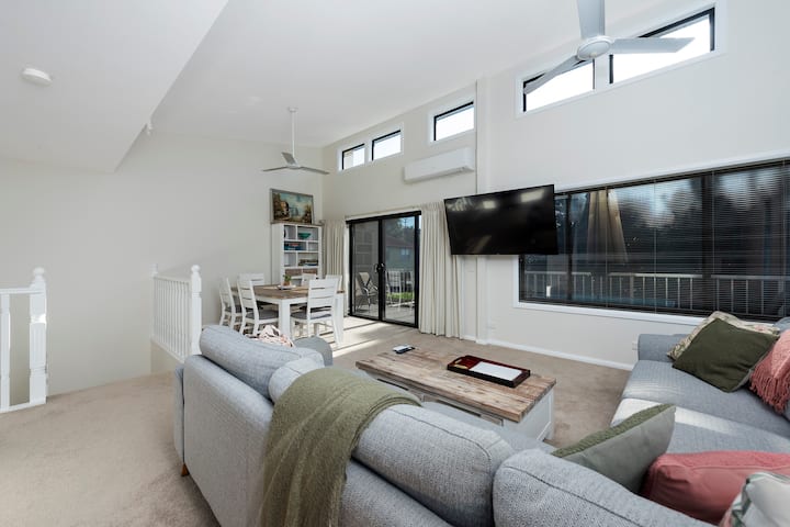 Spacious Double Storey Townhouse In Great Location - Batemans Bay