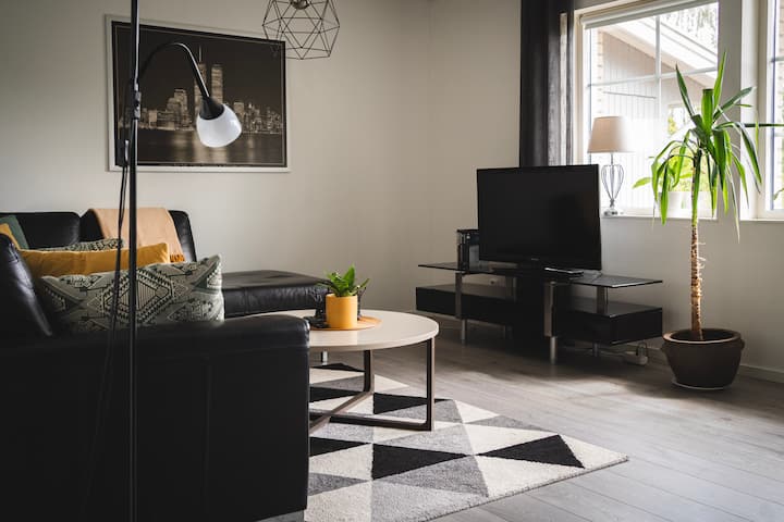 Rymligt Radhus Med Trädgård & Parkering - Skurup