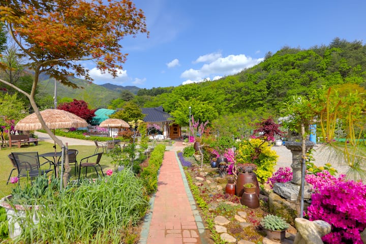 [문경/괴산] 홈당골펜션 '여울채'(사랑채, 잔디마당,바로앞계곡,마운틴뷰,촌캉스,시골민박) - 문경시