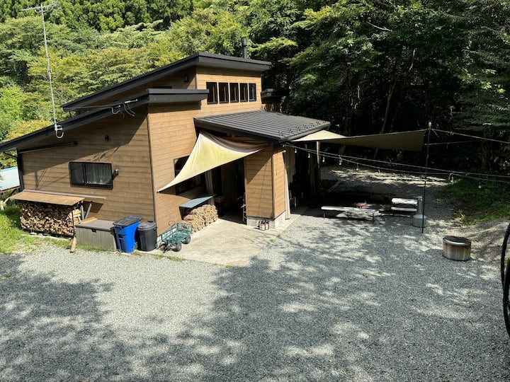 圧倒的ロケーション/道志川10秒テントサウナ/雨でもbbq焚火/新築コテージ/暖炉/富士山近い - Tsuru
