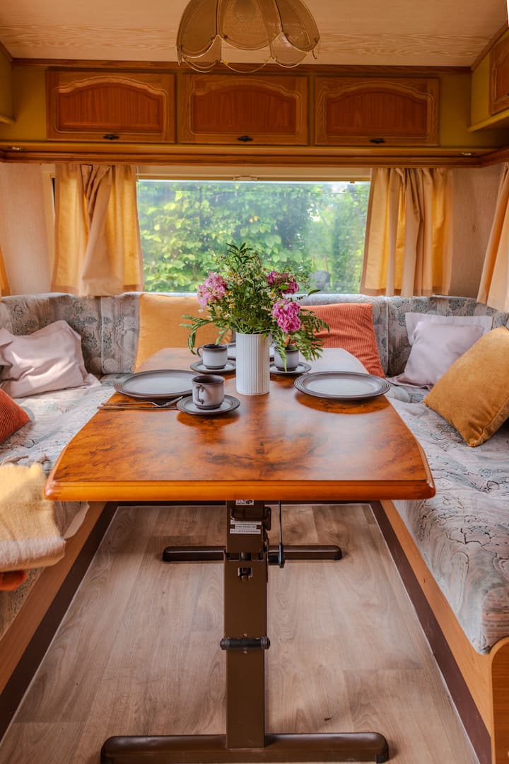 Kalle: Quietly Located Retro Camper By The Water - Kellenhusen