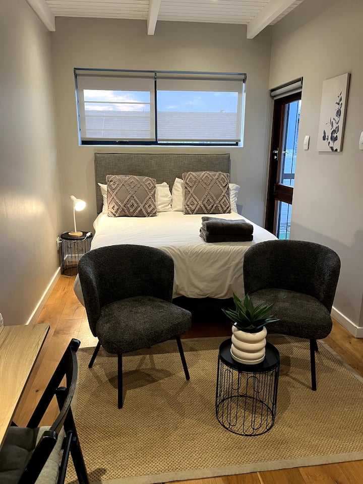 Lovely One-bedroom With Kitchenette En-suite - Stellenbosch