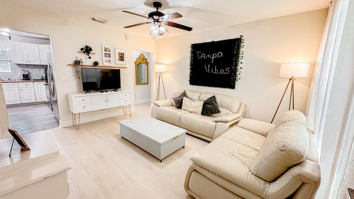 Central Tampa Location, 3bd/2ba, Private Backyard - Tampa, FL