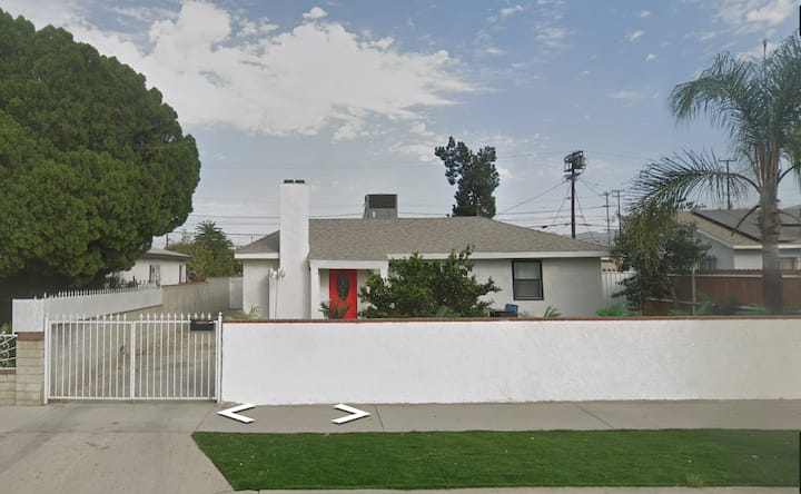 Entire 3 Bedroom Home With Golf Putting & Hot Spa - San Fernando Valley, CA