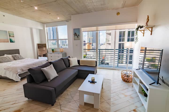 Spacious Studio Apartment With A Balcony - Miami, FL