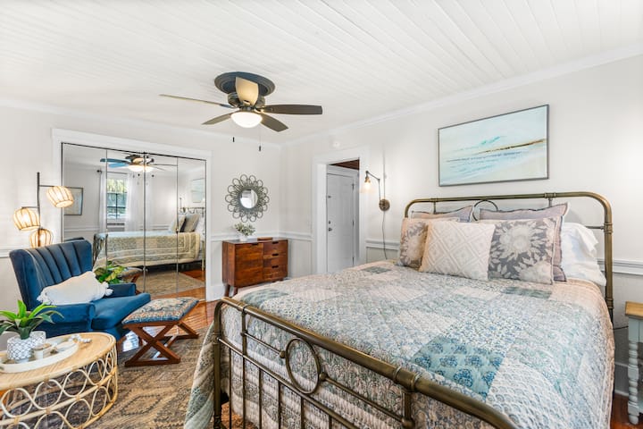Downtown Flat + Free Parking - Pensacola, FL