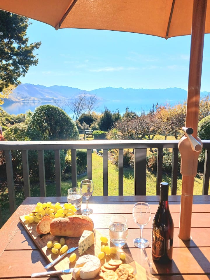 Prime Positioned Lake House In Stunning Lake Hawea - South Island