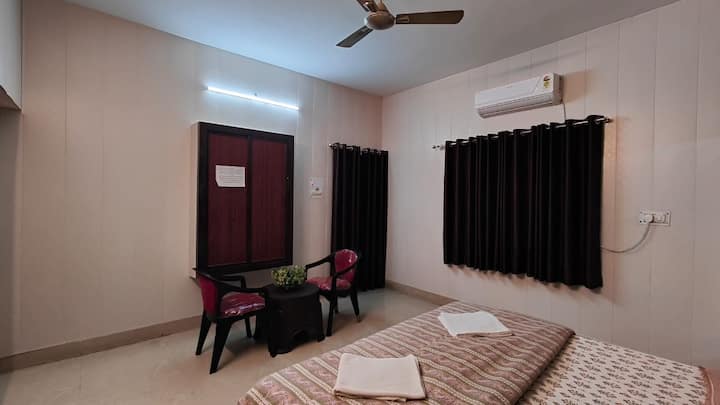 Ac Balcony Room By Sunrise Meadows- Floral Fantasy - Varanasi
