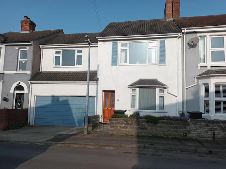 Four Bedroom House With Double Garage And Garden. - Swindon