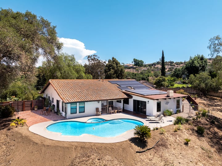 Peaceful Hilltop Escape With Stunning Views & Pool - フォールブルック, CA