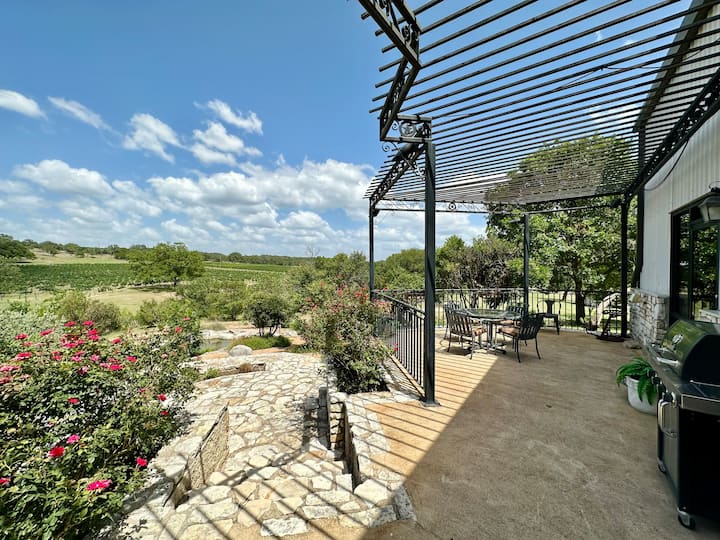 Charming Winery Retreat: Flat Creek Vineyard Views - Lago Vista