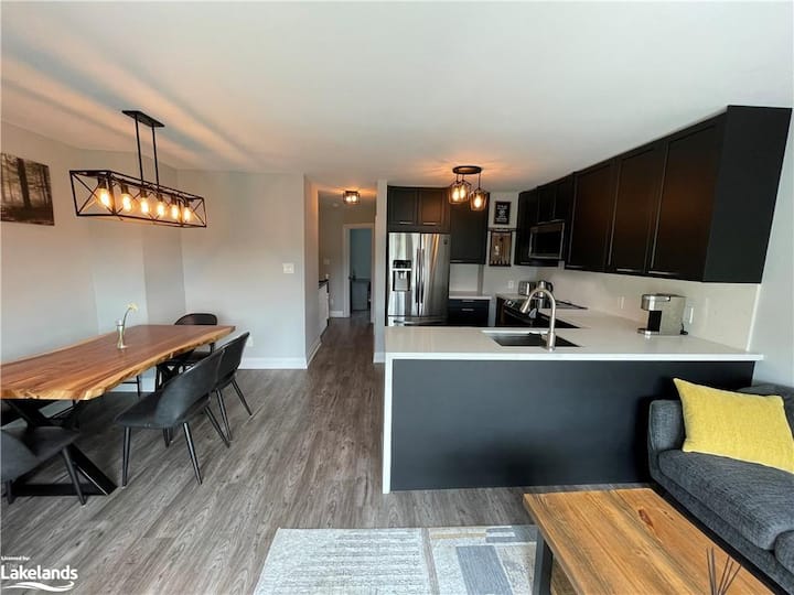 4 Bed, Bluemountain Townhouse W/h Pool & Clubhouse - Ontario