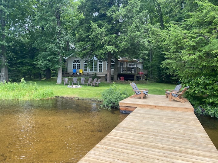 Maplewood Cottage On The Muskoka  River - Bracebridge