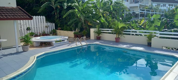 Cheerful 6-bedroom Villa With Ocean Views And Pool - Montego Bay