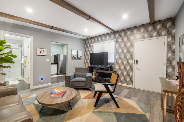 Designer’s Sleek Hillside Retreat. Best Location! - Syracuse, NY