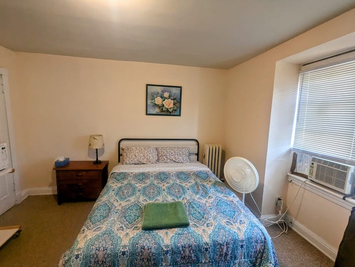 Large Sparkling Attic Unit W Private Bath - Harrisburg, PA