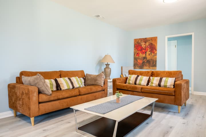 Comfortable Spacious Getaway / 8 Mins To Ont - 온타리오