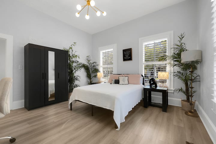 1430- Sleeps 9, Arenas 1 Mile, Pets Ok - Jacksonville