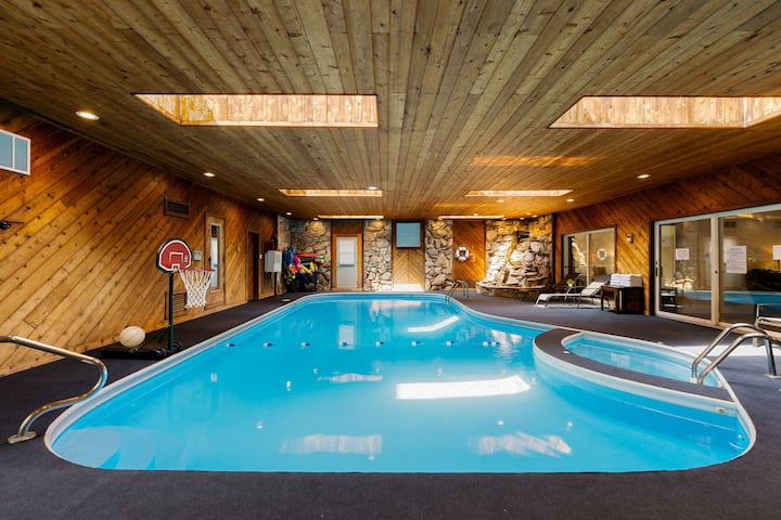 New! Arcade+sauna+slots+karaoke+more By O’hare - Elmhurst, IL