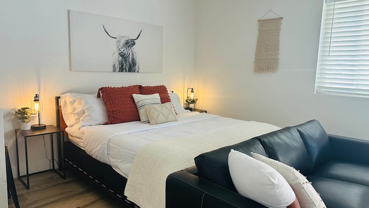 Private Cozy King Bed Suite With A Modern Flair - Temecula, CA