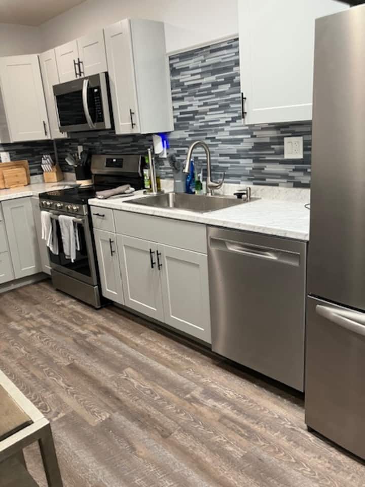 Renovated Apt  W/full Kitchen & Off Street Parking - Glendale, AZ
