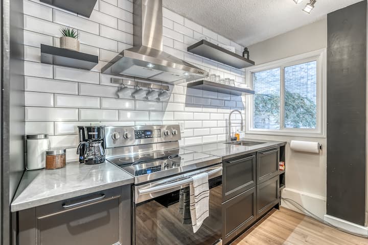 Cozy Dt Condo - Exec | Parking | Fire Place - Calgary