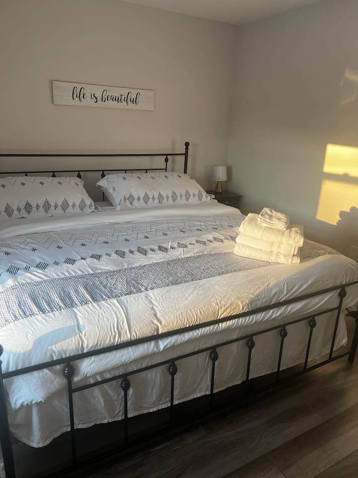 New Large And Bright 2 Bed/2bath With Parking. - Kitchener