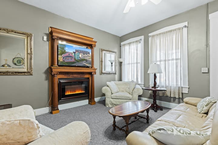 Stadium Villas- 3 Bedroom/2 Bath. Walk To It All! - Indiana (State)