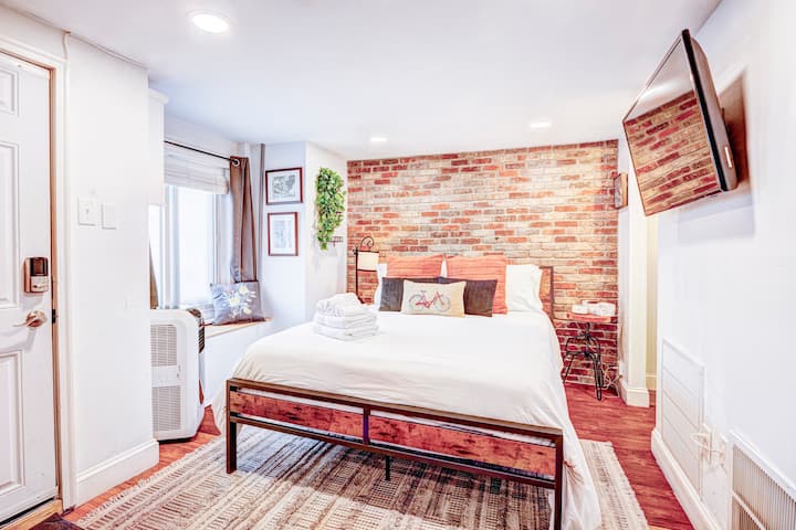 Eagle's Landing - Logan Airport - Boston