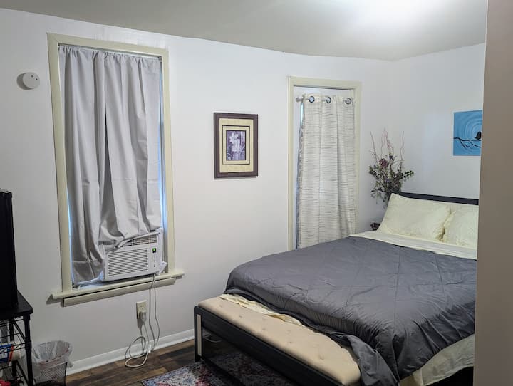 Private Bath - Small But Roomy Elegant Unit - Harrisburg, PA