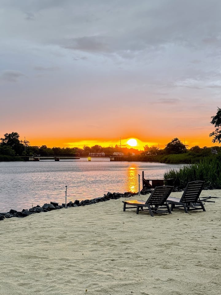 Waterfront Oasis, Private Tanning Beach & Dock - Sea Bright, NJ