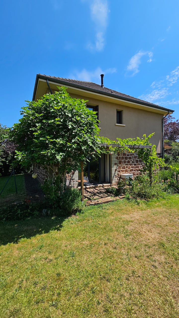 Une Maison De Famille Avec Jardin Paysager - Aveyron