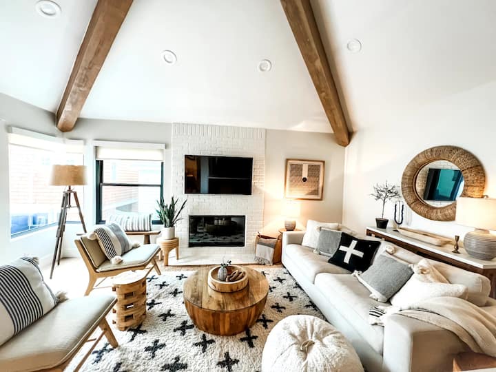 Newly Renovated Cdm Townhome - Newport Beach, CA