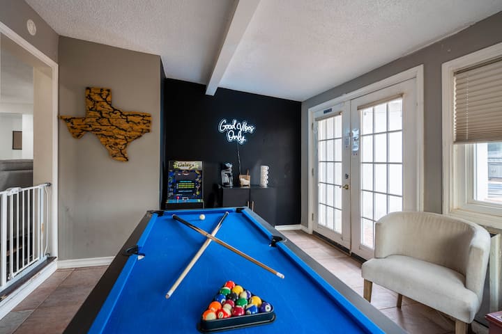 Game Room+fire Pit | Cowboy Pool | Museum District - Midland, TX