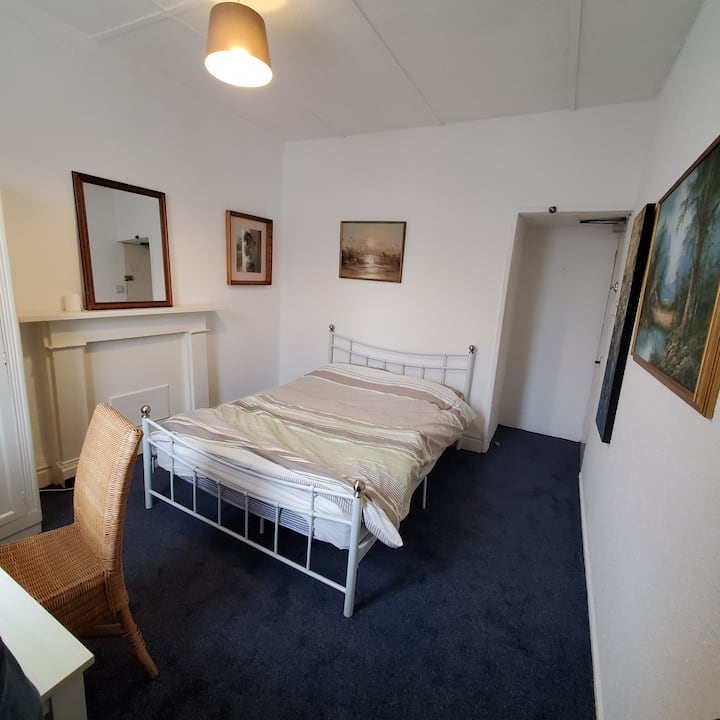 Bright Double Room With Desk And Chair. Good Wifi. - 얼 코트