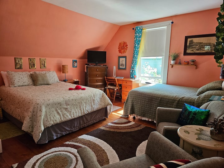 *Raven's Nest*
Private-spacious-colorful & Unique! - Kennebunkport, ME