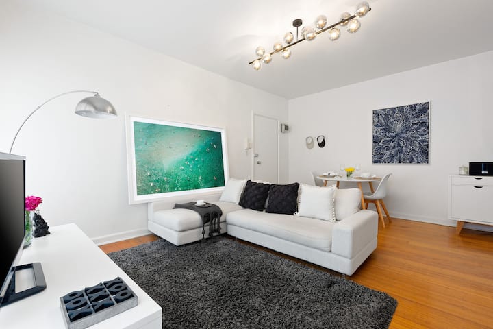 Pied-a-terre In St Kilda. 1 Bedroom, Parking. - St Kilda